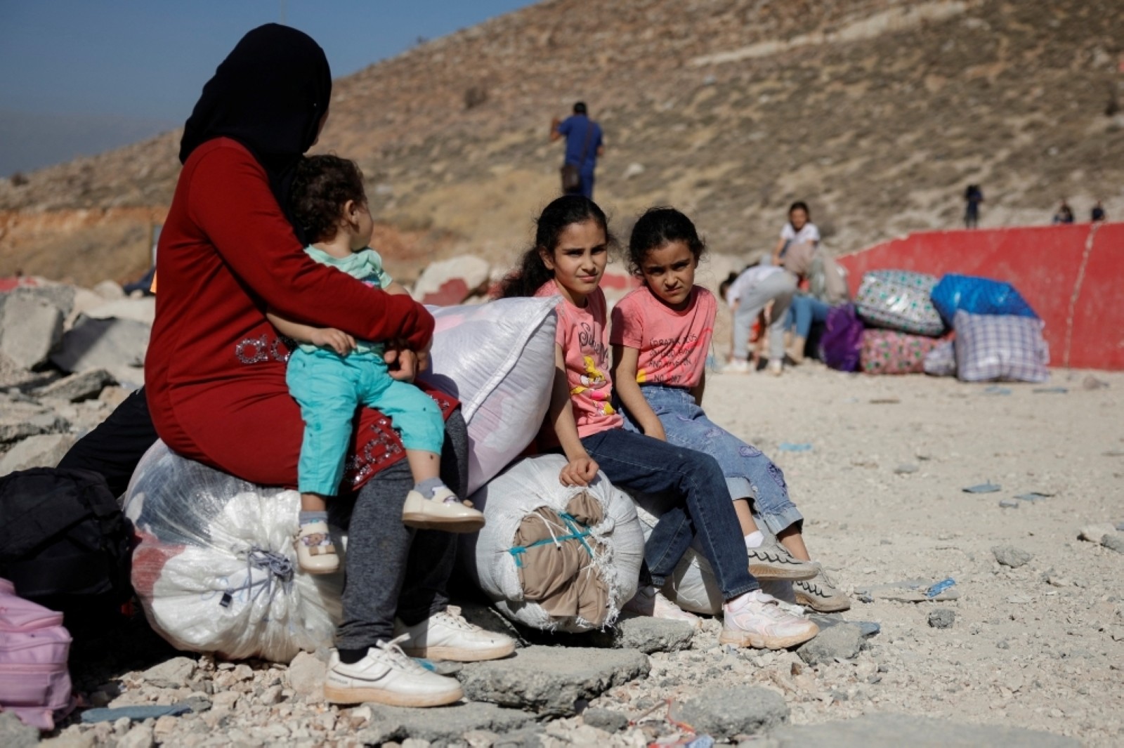 Lebanon closes all land border crossings with Syria