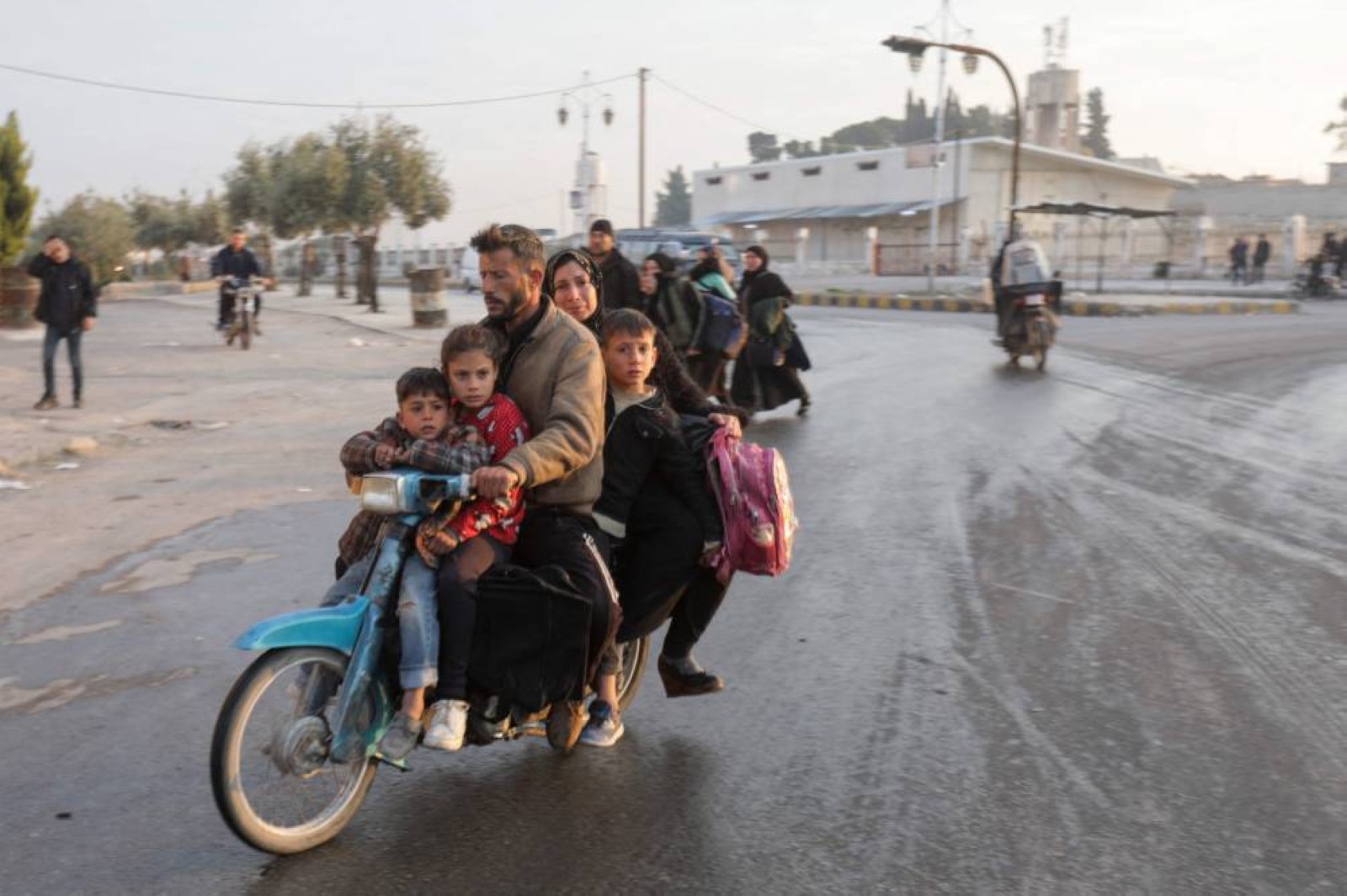 Syrian militants reach capital's suburbs; worried residents flee