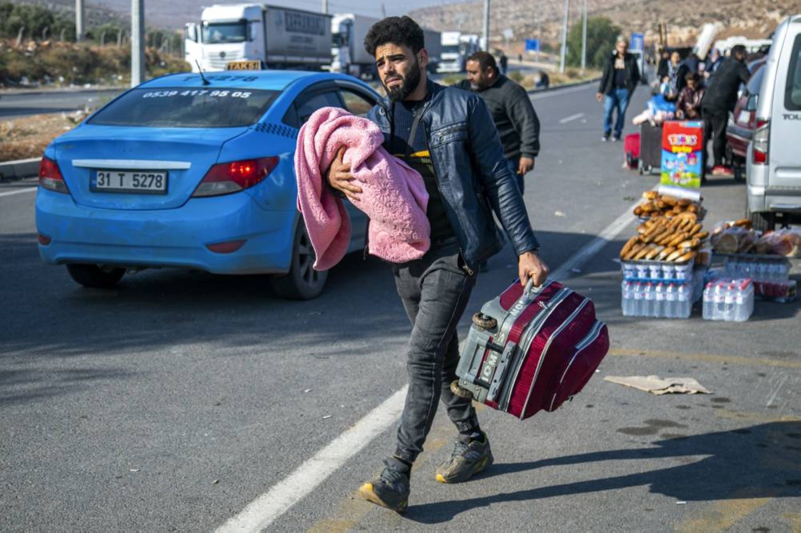 Hundreds of Syrians line up at Turkish border crossing, a...