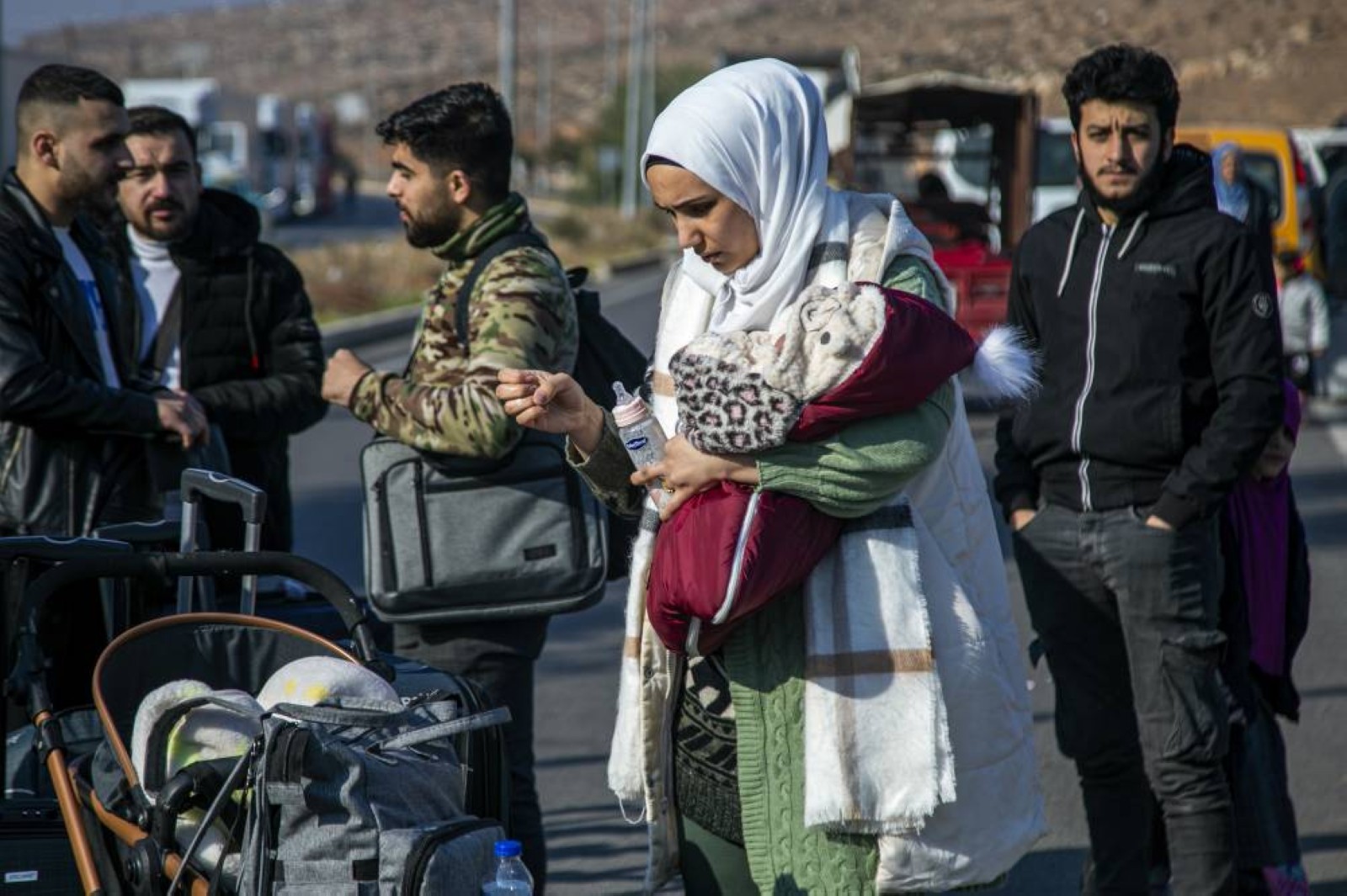 Hundreds of Syrians line up at Turkish border crossing, a...