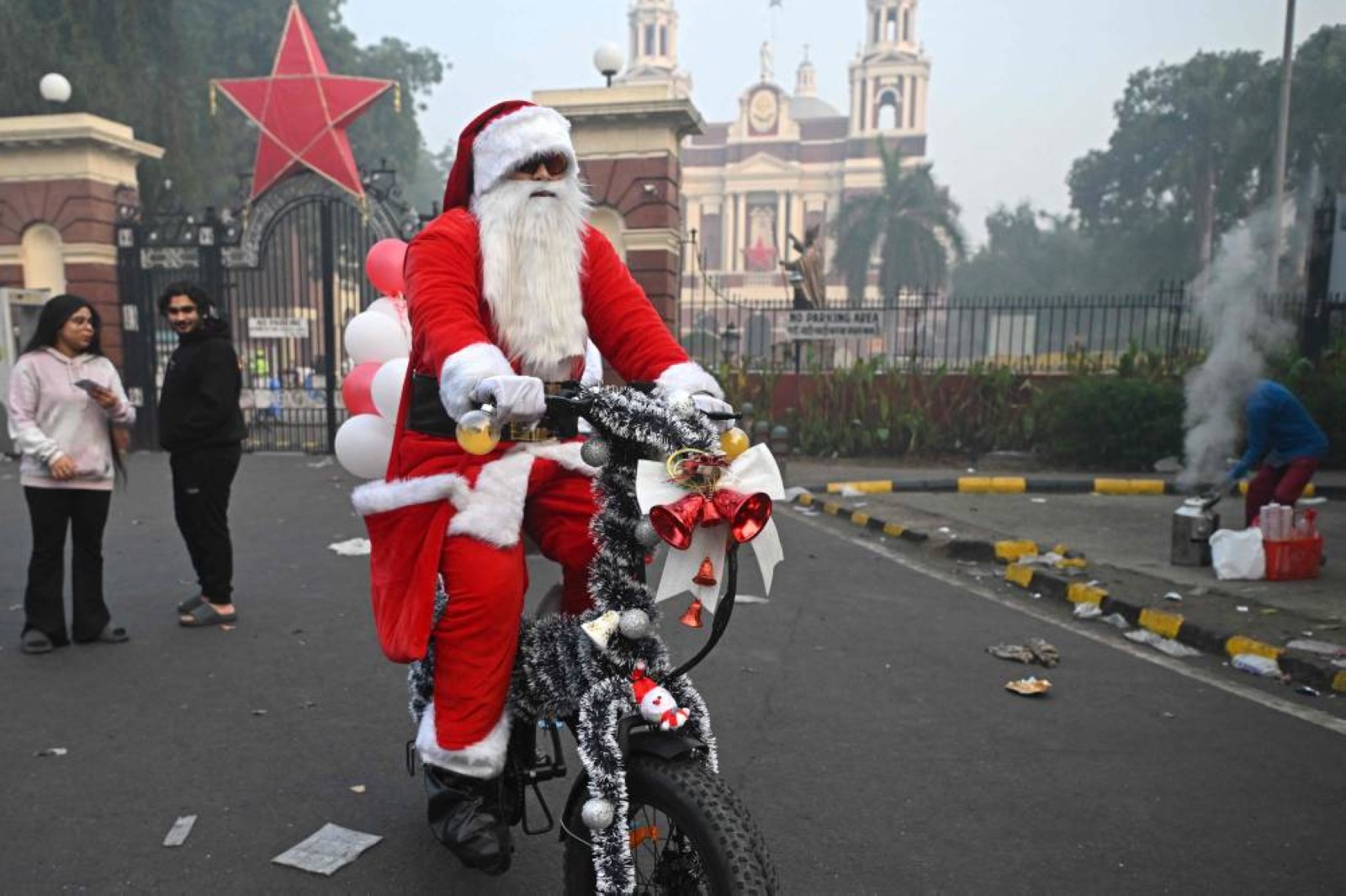 Santa Claus gets going with world tour to deliver presents