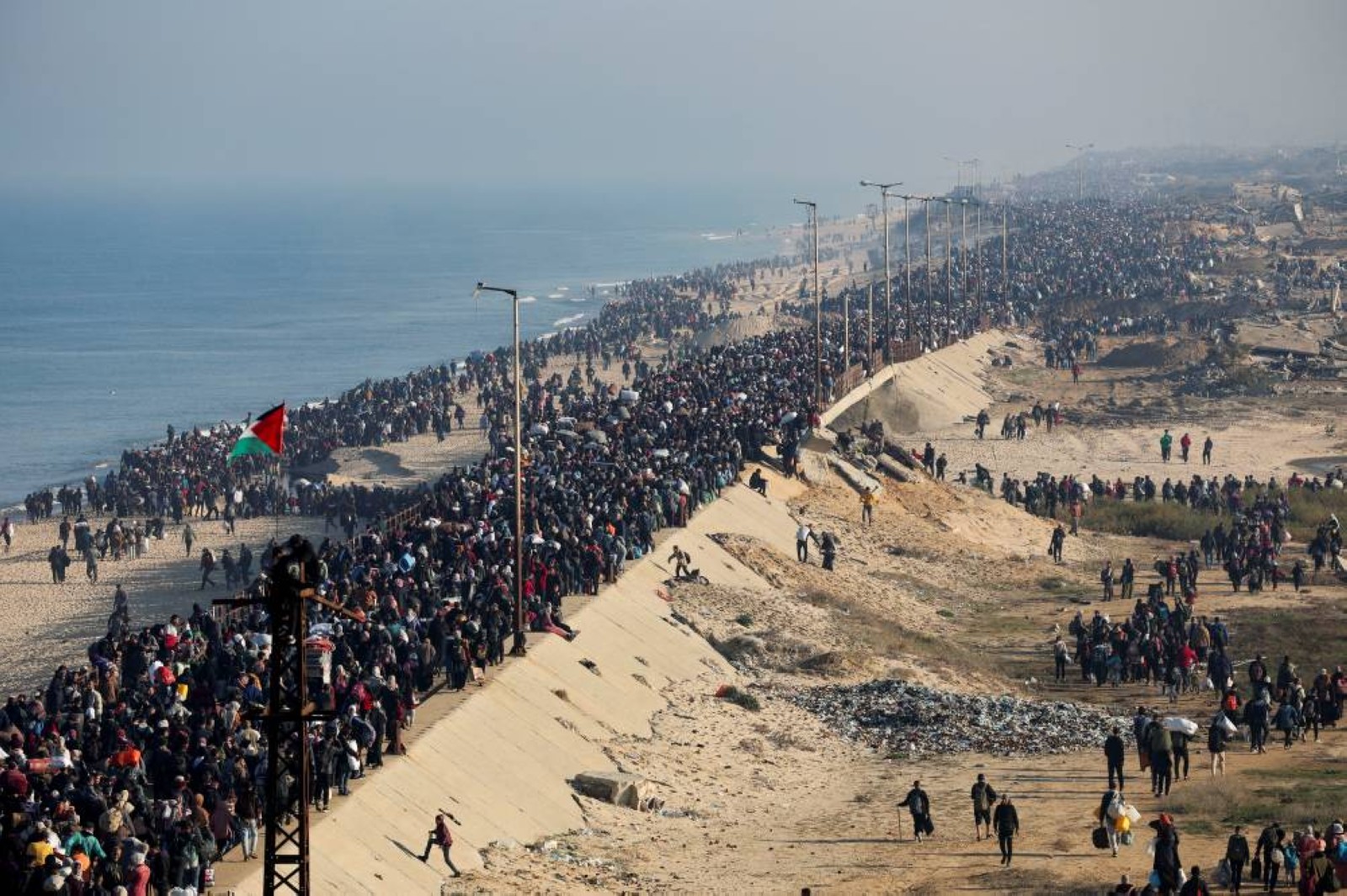 Tens of thousands return to northern Gaza as Israel lifts closure