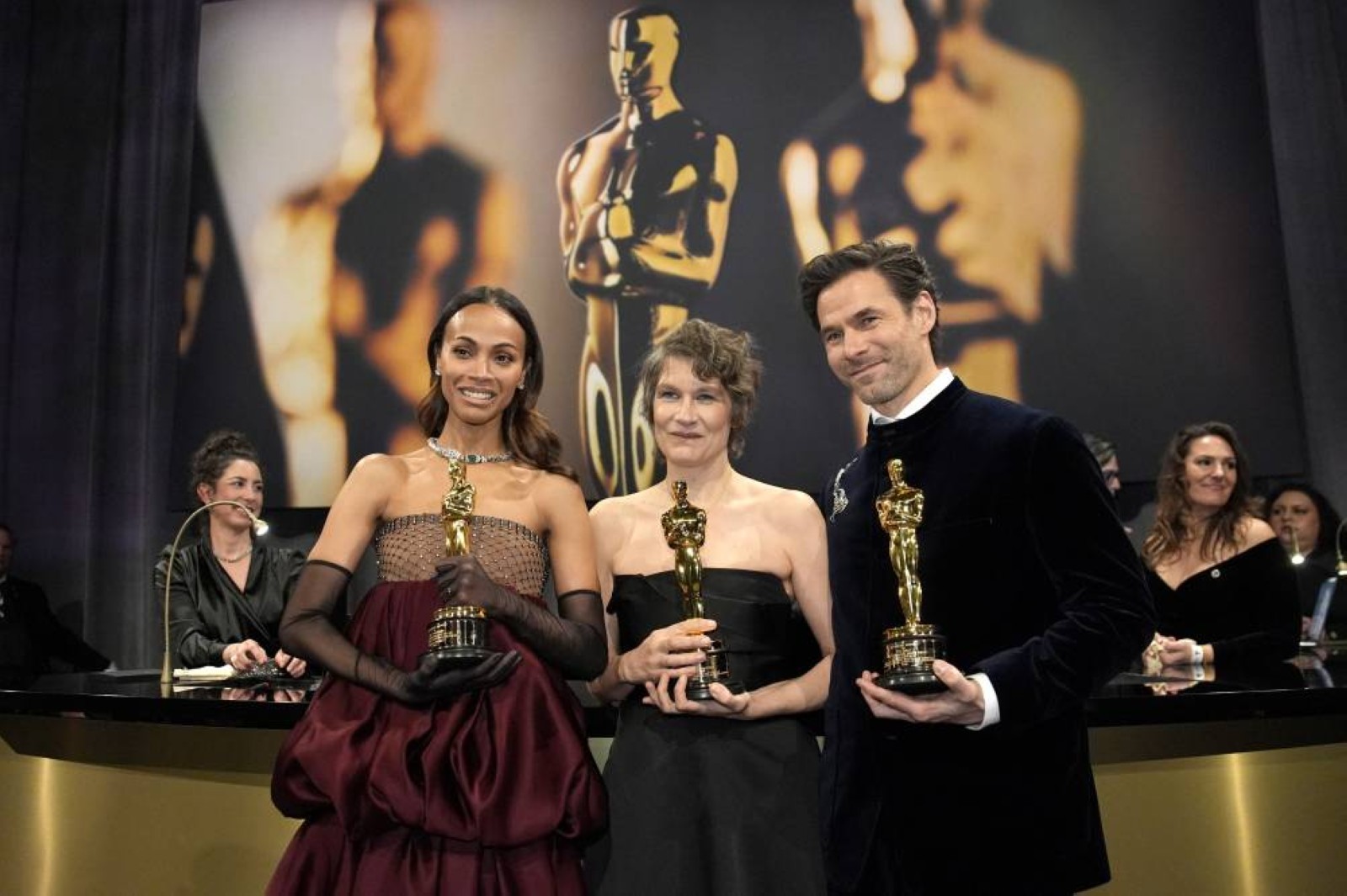 Zoe Saldaña wins first Oscar as best supporting actress i...