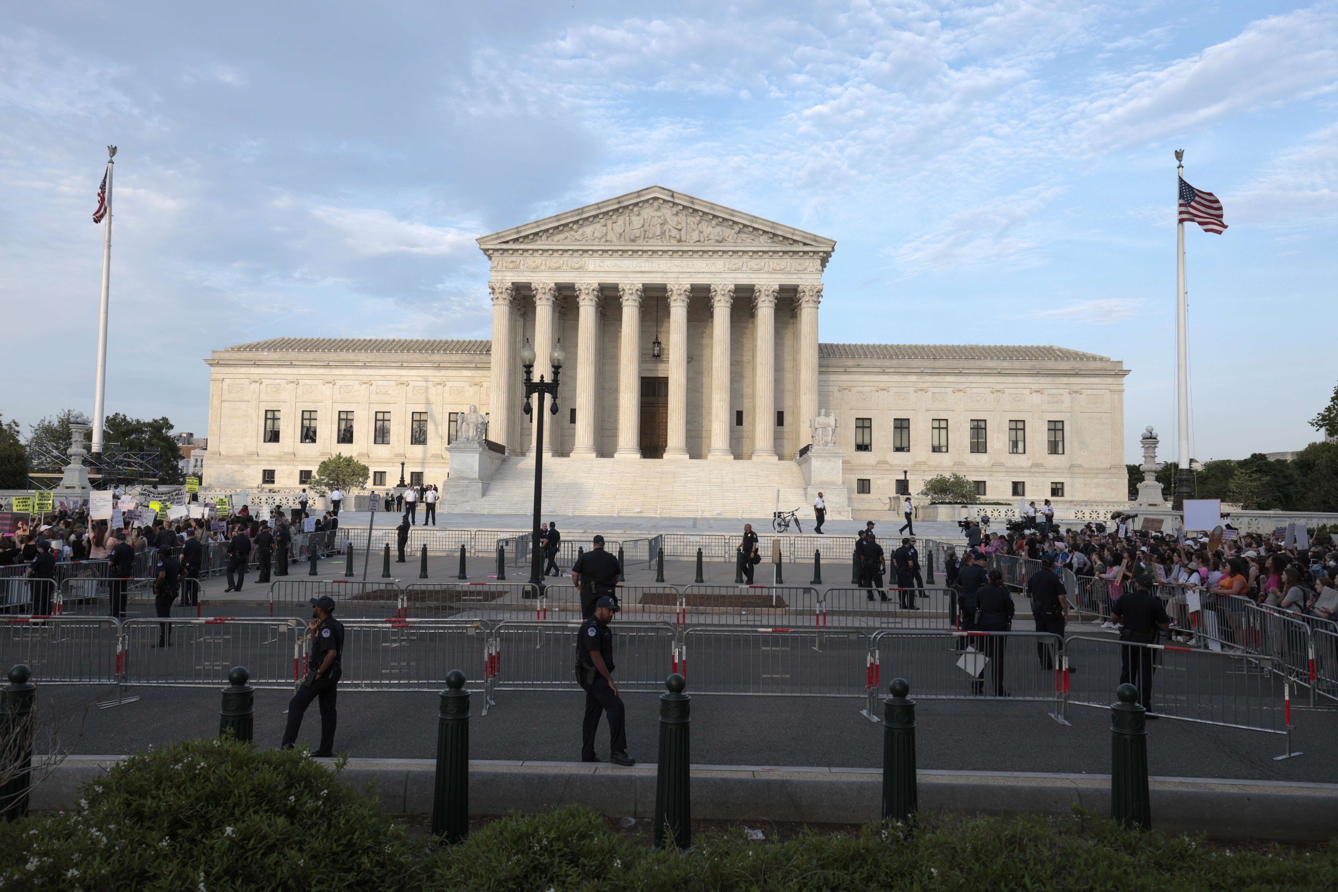 Top court allows Trump administration to resume deportations