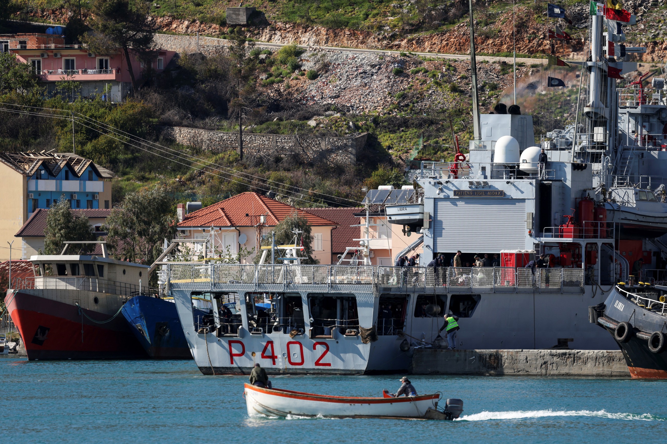 Italy transfers 40 migrants to Albania