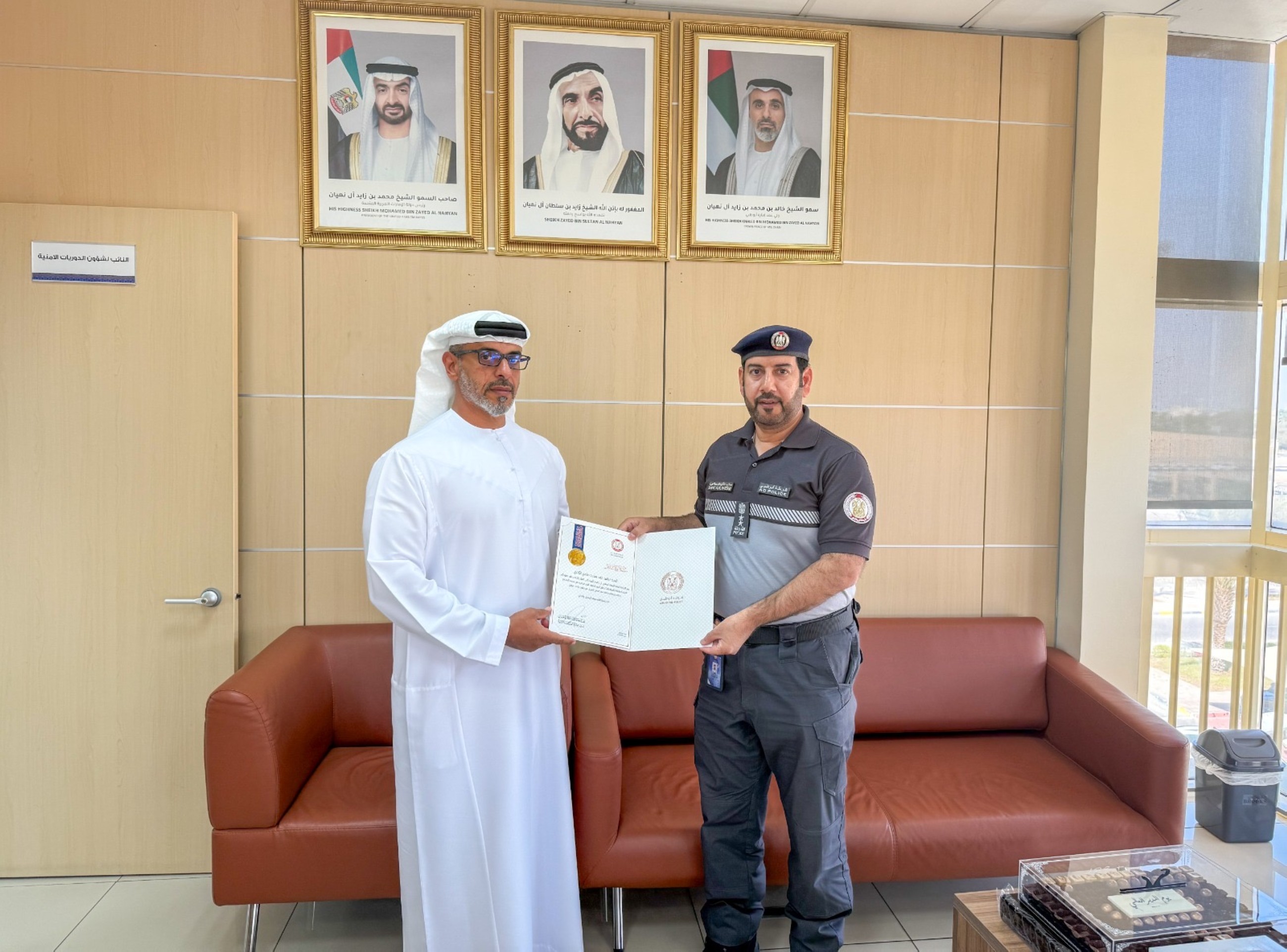 Abu Dhabi Police honour a citizen for helping protect roa...