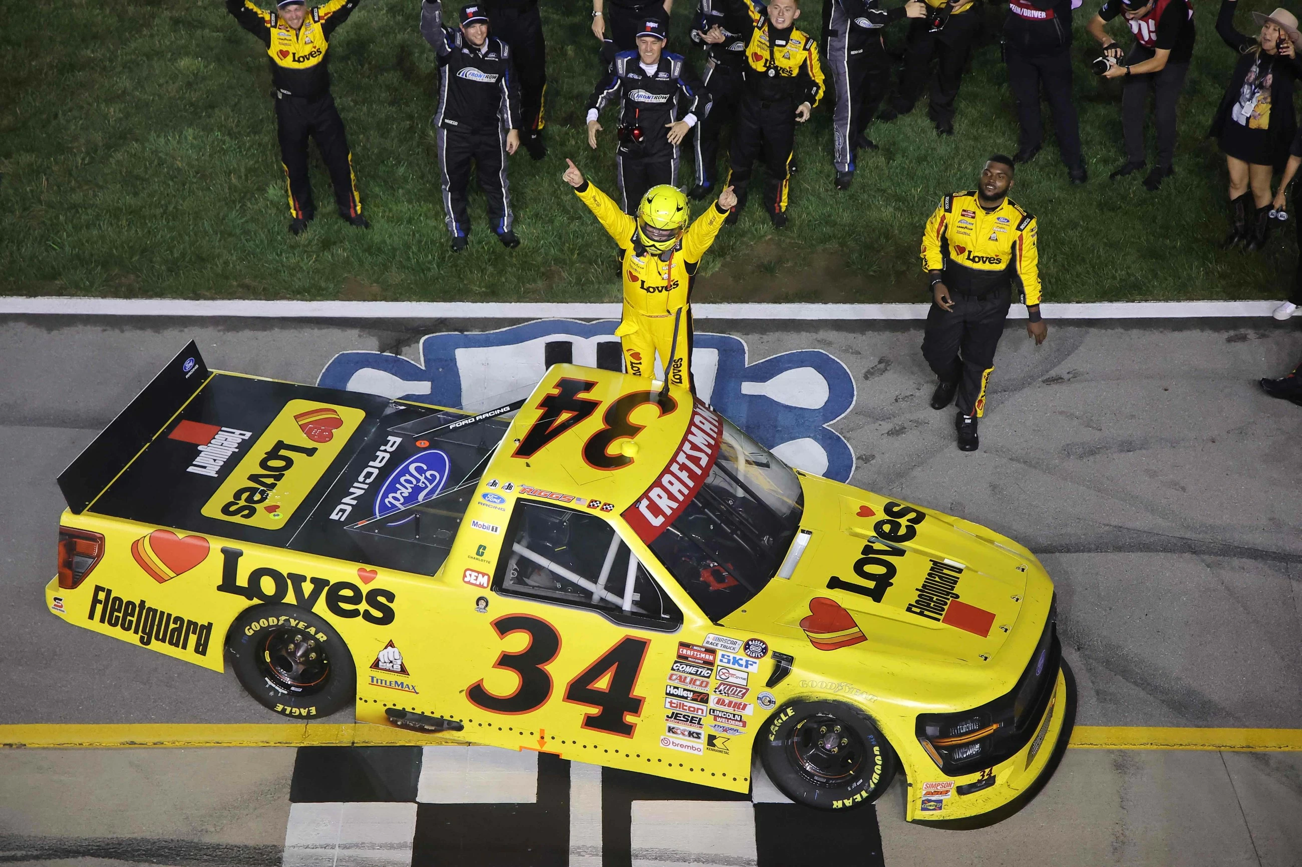Layne Riggs delivers last-lap pass for Truck Series win at Nashville