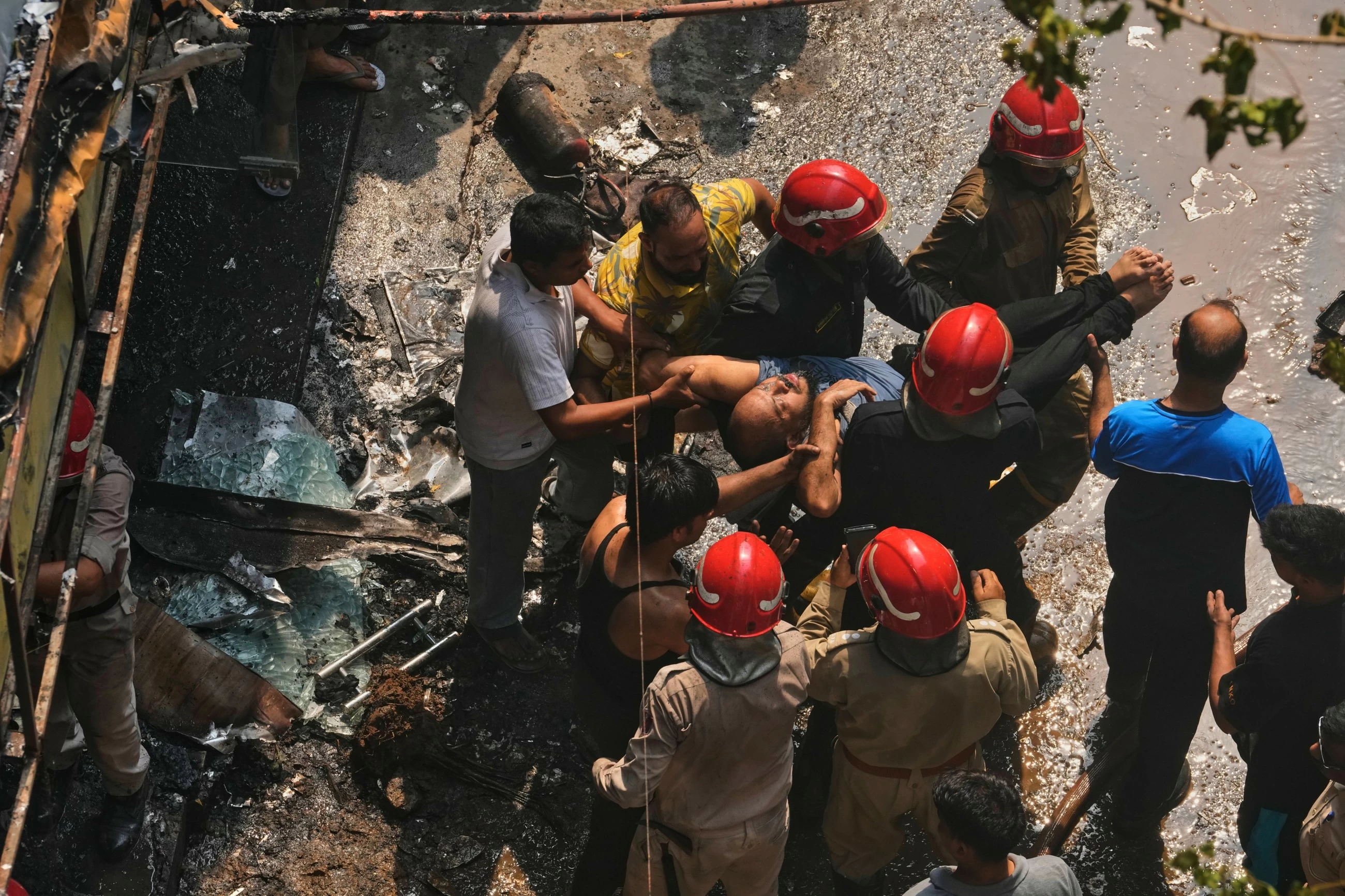 Massive fire breaks out at multi-storey building in Delhi